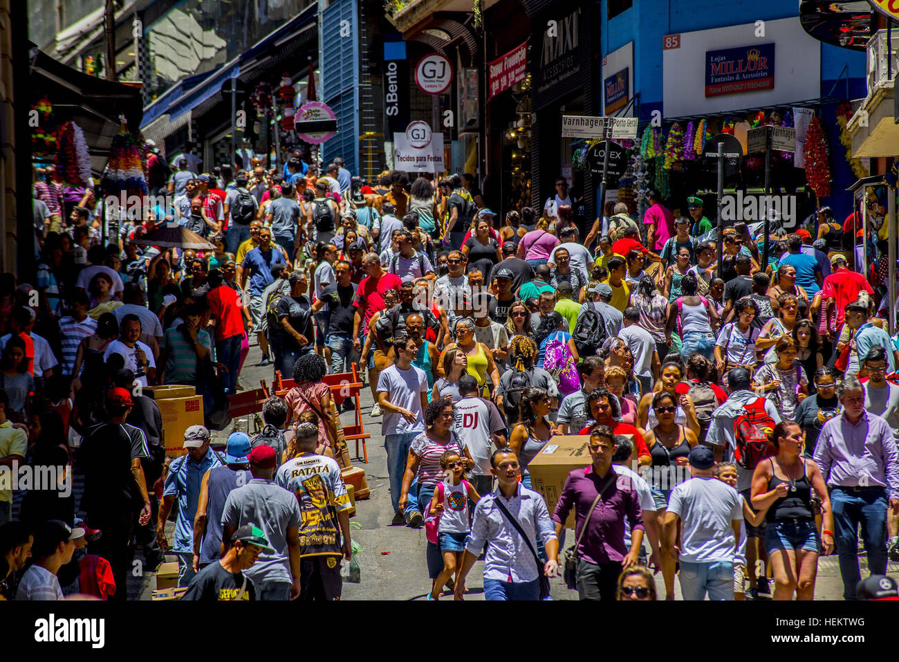 Sao Paulo, Brazil. 23rd December, 2016. A sea of shoppers sweep through ...