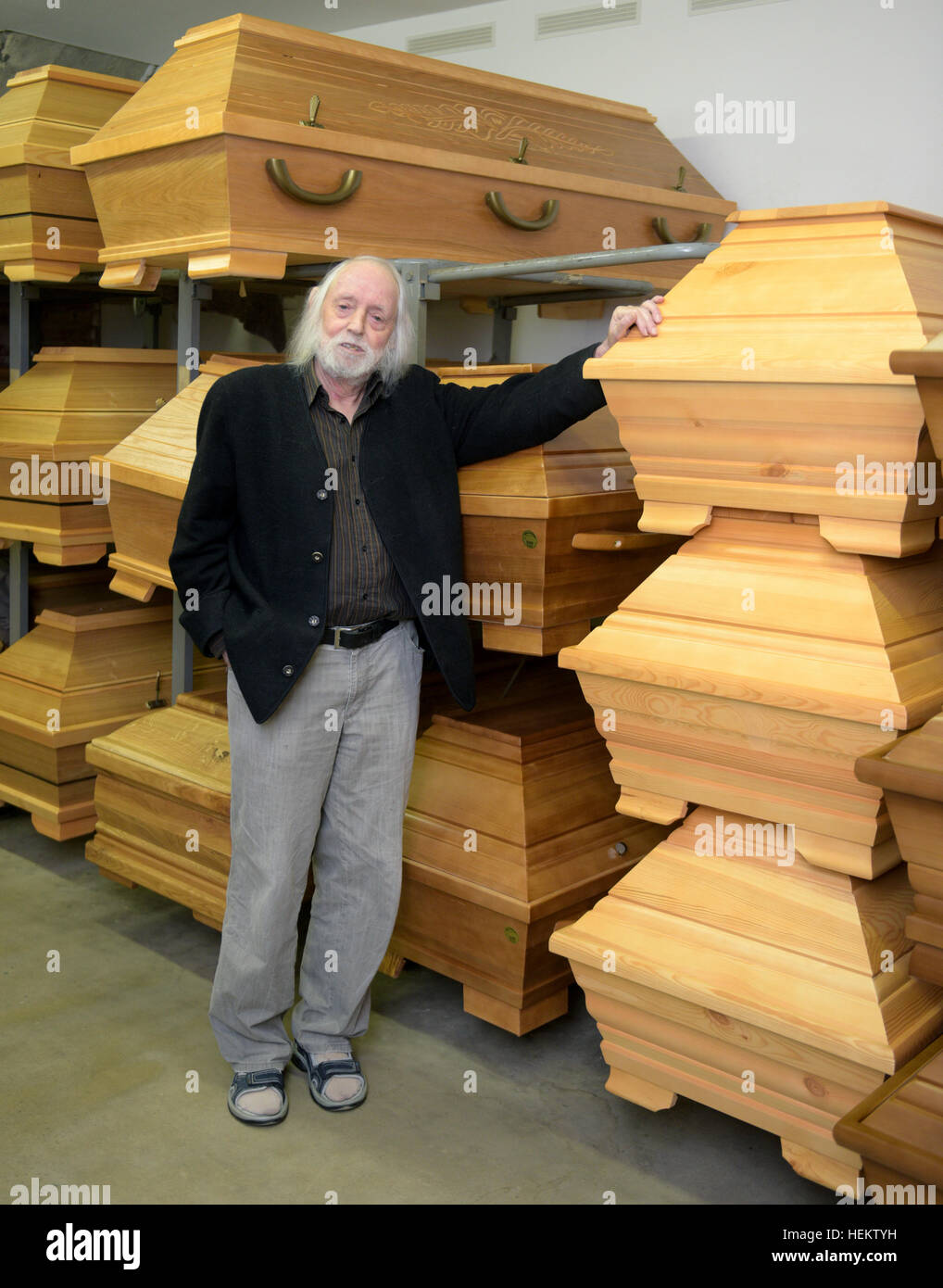 Ulm, Germany. 23rd Nov, 2016. Klaus Sames stands in a funeral home in ...