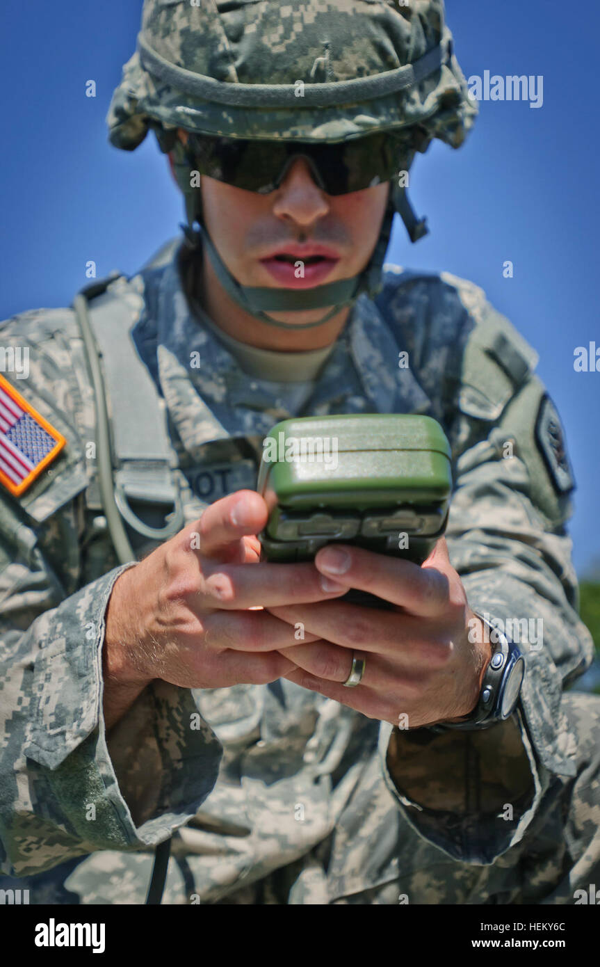 Soldier reading a map hi-res stock photography and images - Alamy