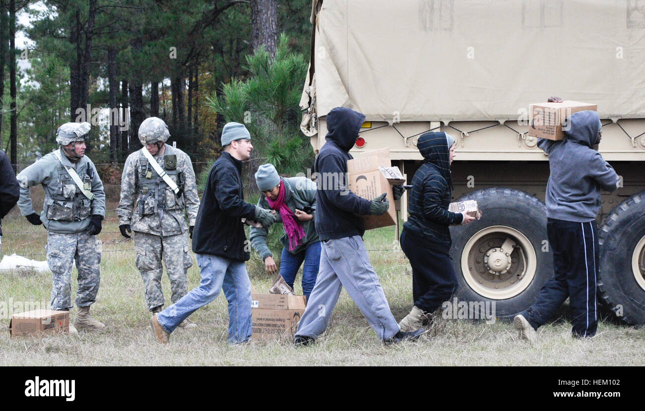 US soldiers with the 519th Military Police Battalion, 1st Maneuver ...