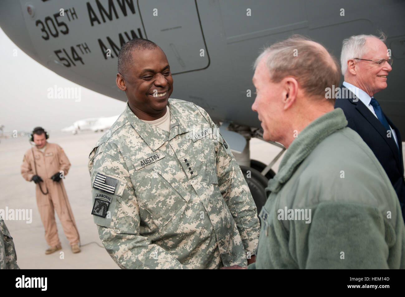Gen. Lloyd J. Austin III, commander, United States Forces-Iraq, greets ...