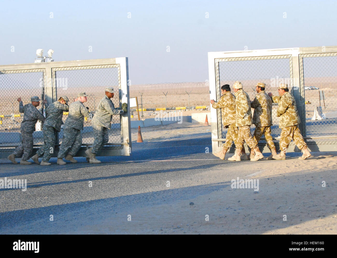 Kuwaiti border military police and soldiers from the 265th Movement ...