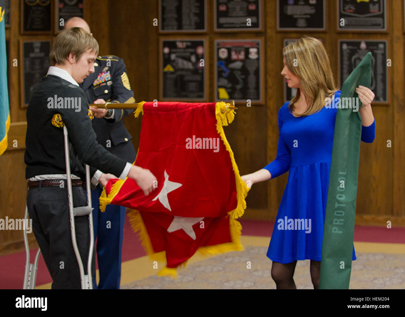 Command Sgt. Maj. Wells and Maj. Gen. Mark Yenter's two children uncase ...