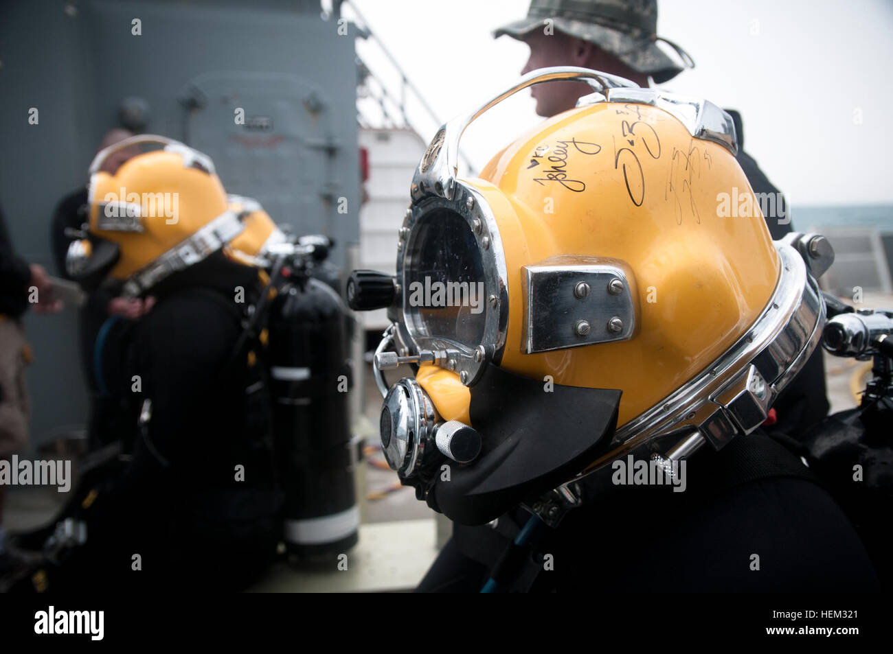 Army deep sea divers of the 569th Engineer Detachment on board LCU-2018 ...