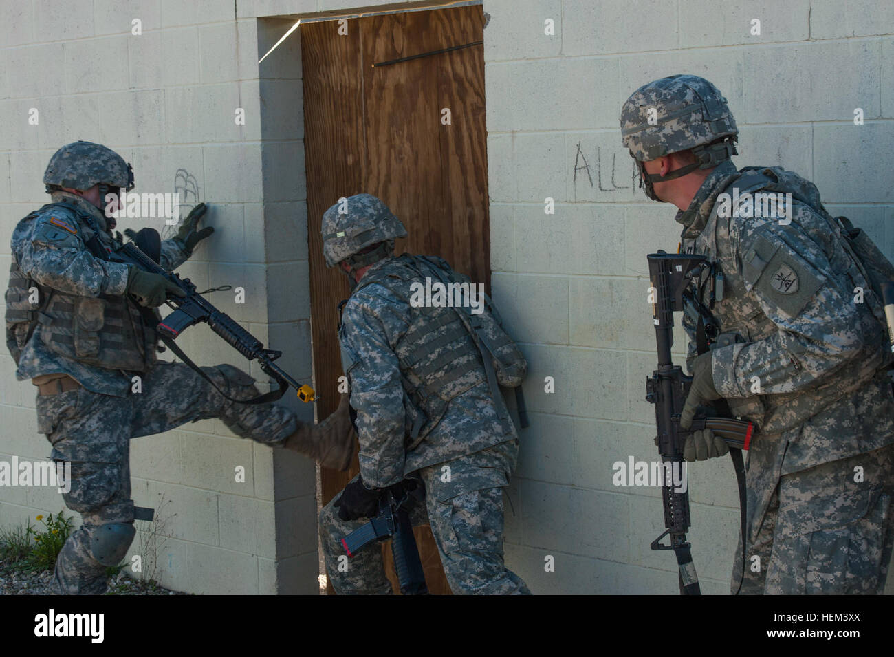 Military personnel conduct tactical hi-res stock photography and images ...