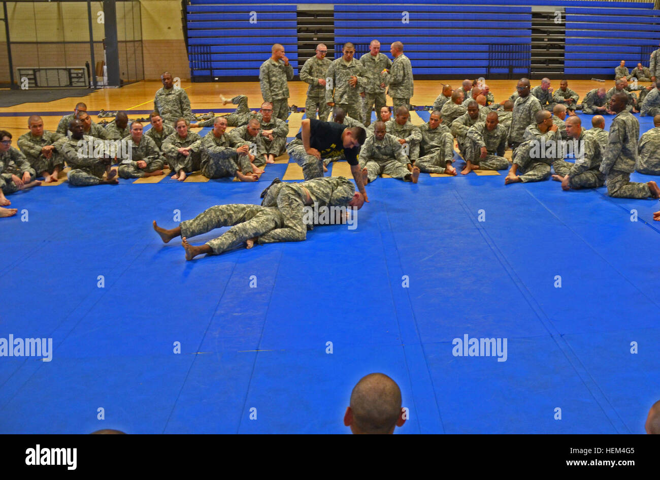 Basic army combatives hi-res stock photography and images - Alamy