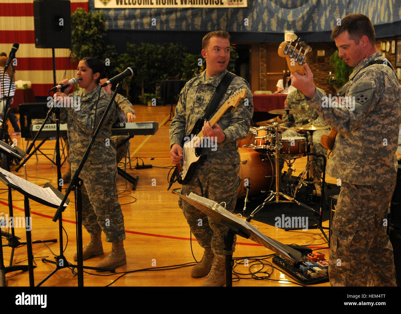 Members of the 4th Infantry Division Ivy Division Band perform for Fort ...