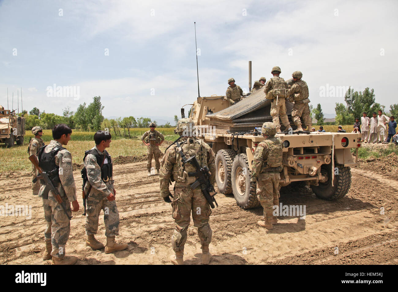 U.S. paratroopers from 3rd Platoon, Delaware Company, 1-501st Infantry ...