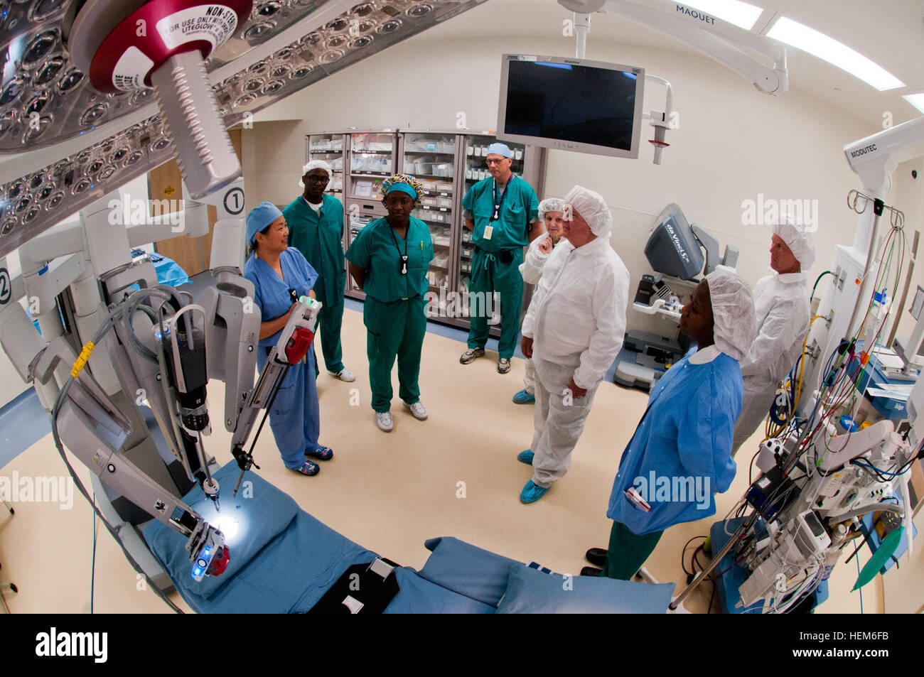 Medical staff demonstrate the da Vinci Surgical System at Fort Belvoir ...