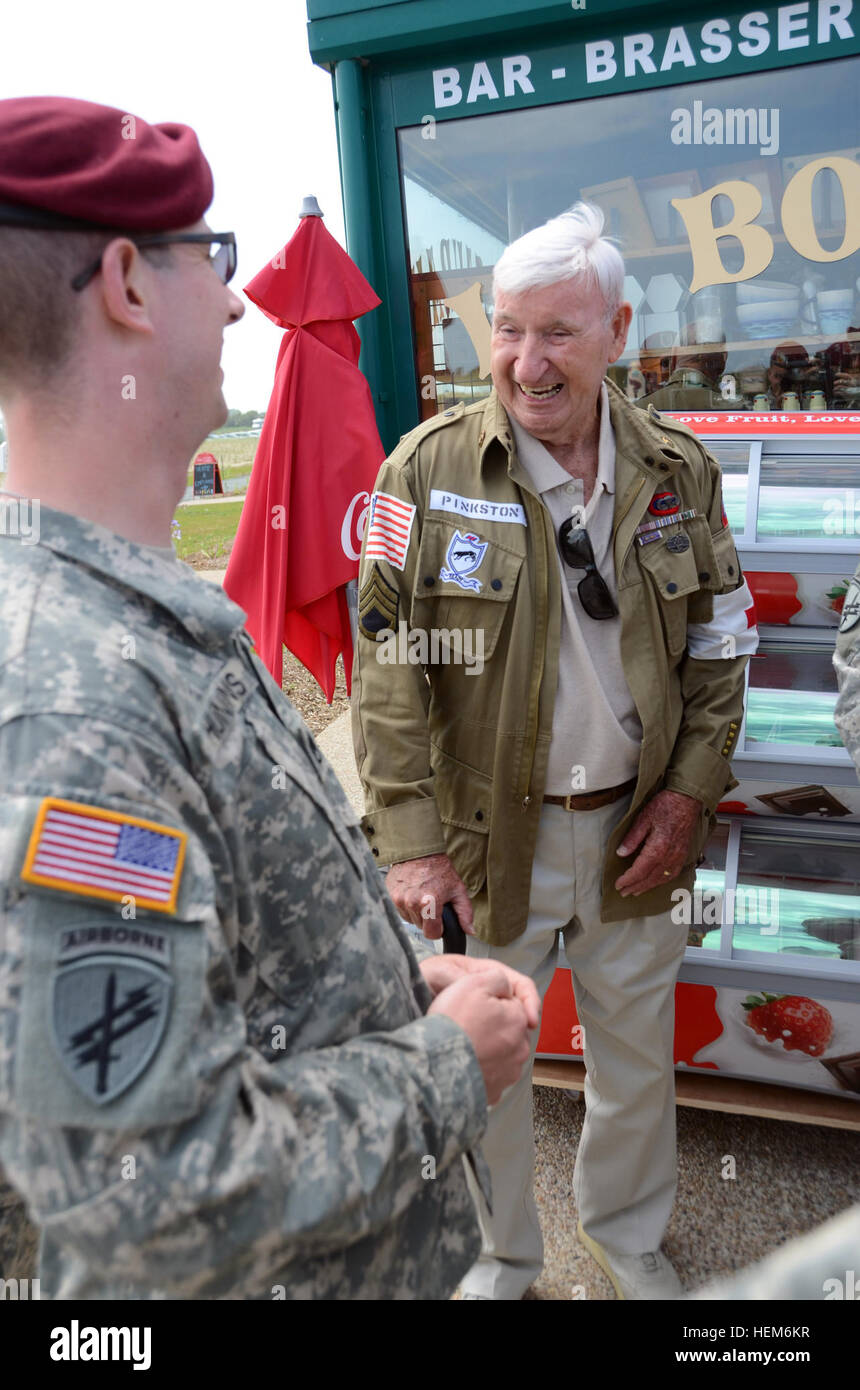 Soldiers on beach in world war 2 hi-res stock photography and images ...