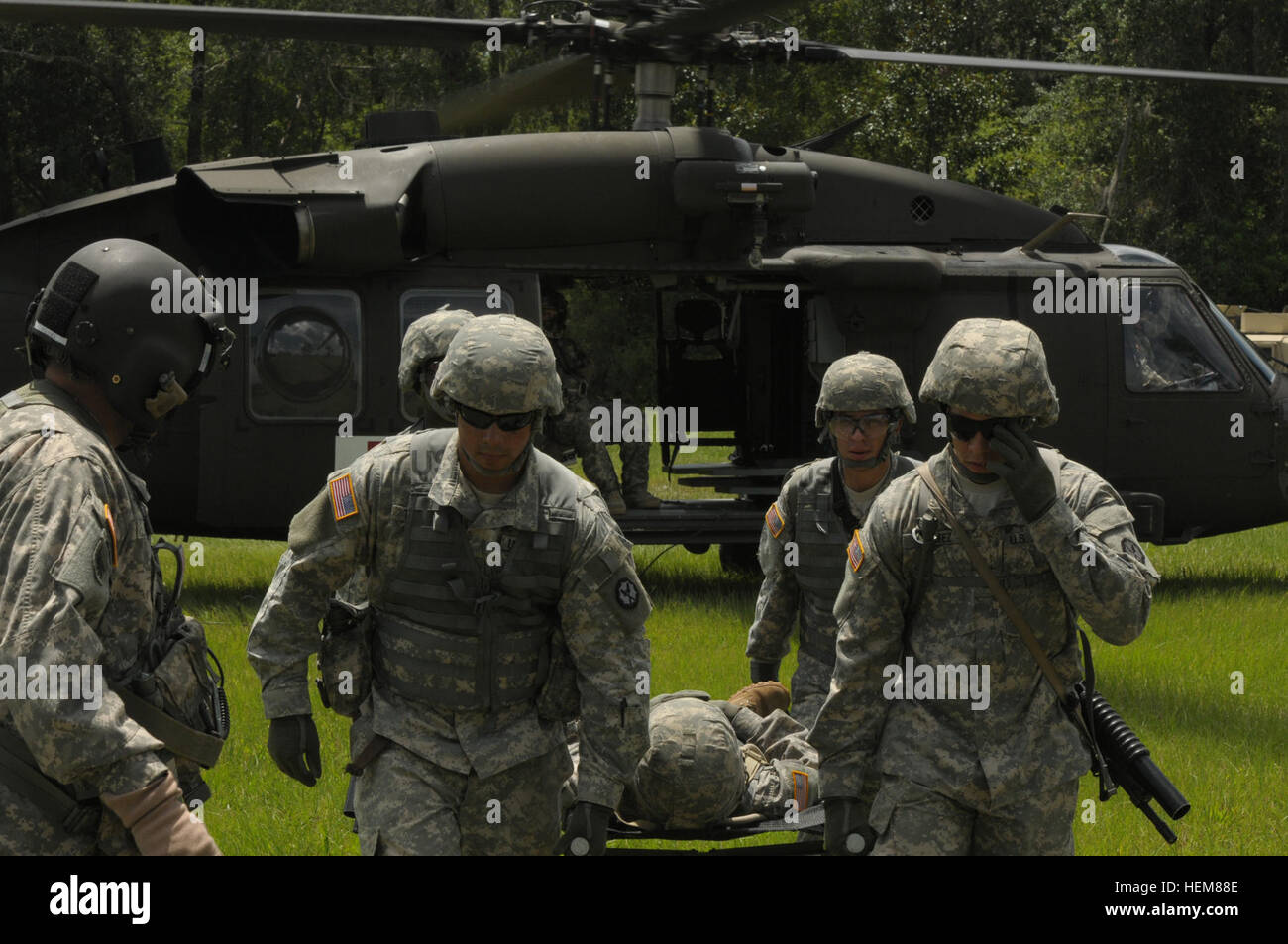 U.S. Army Reserve Soldiers with the 320th Military Police Company ...