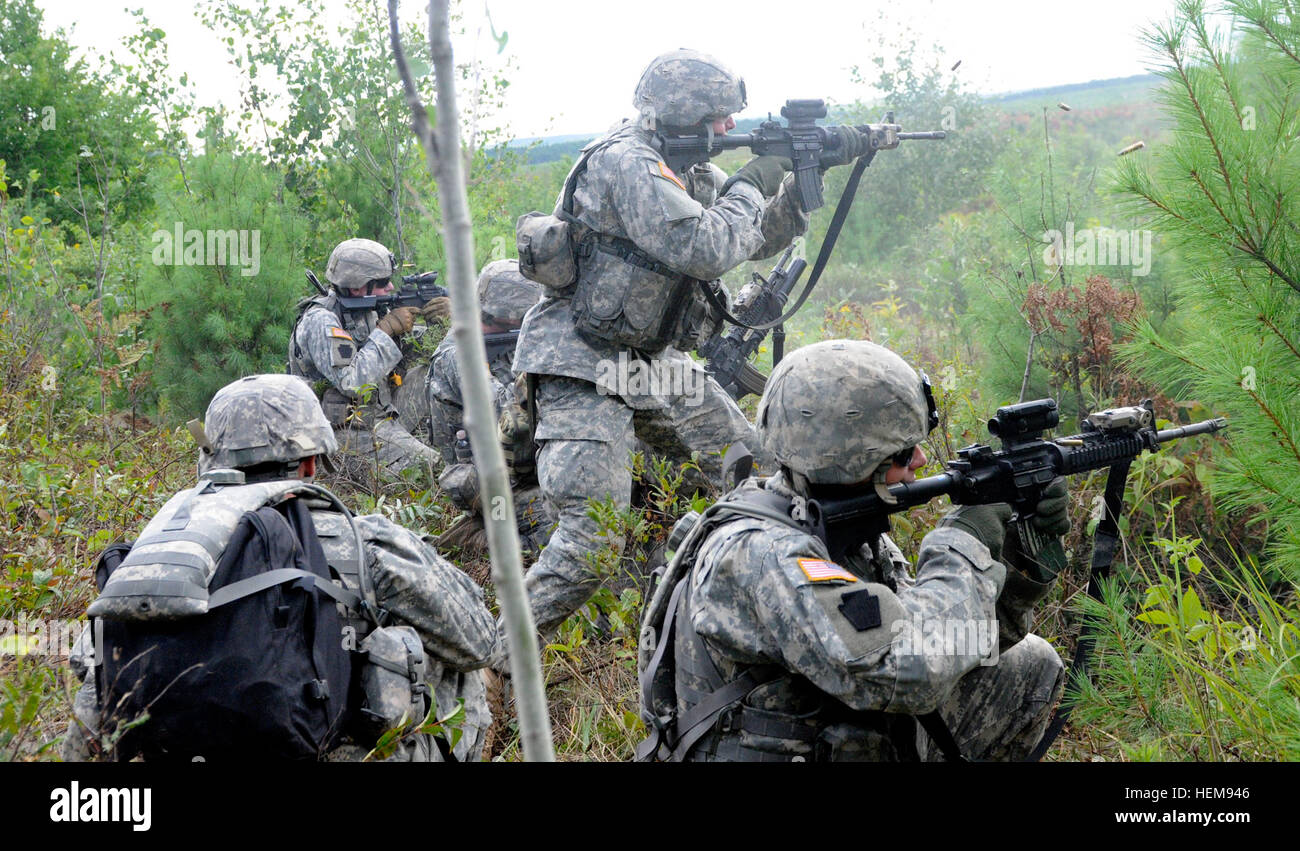 U.S. Soldiers with the Recon Platoon, Headquarters and Headquarters ...