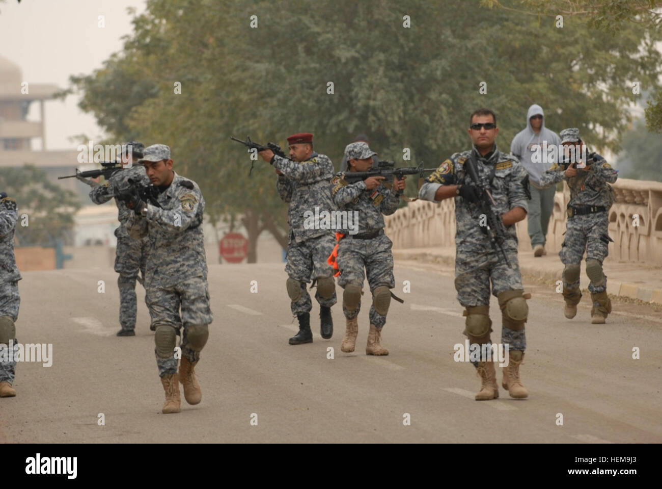Policemen with the Iraqi Federal Police Explosive Ordnance Disposal ...
