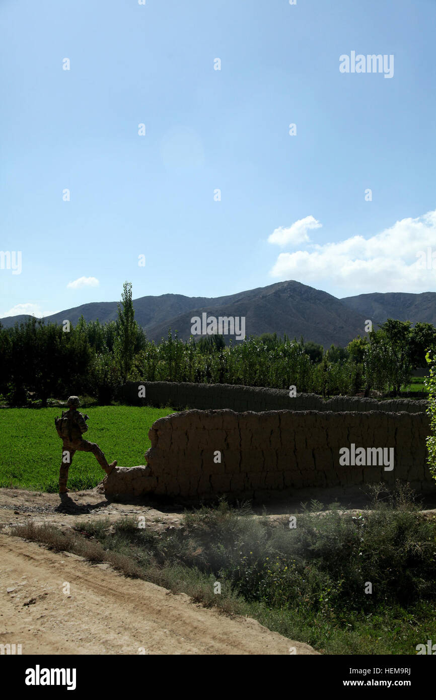 120909-A-0884S-004: LOGAR PROVINCE, Afghanistan – A U.S. Army Soldier ...