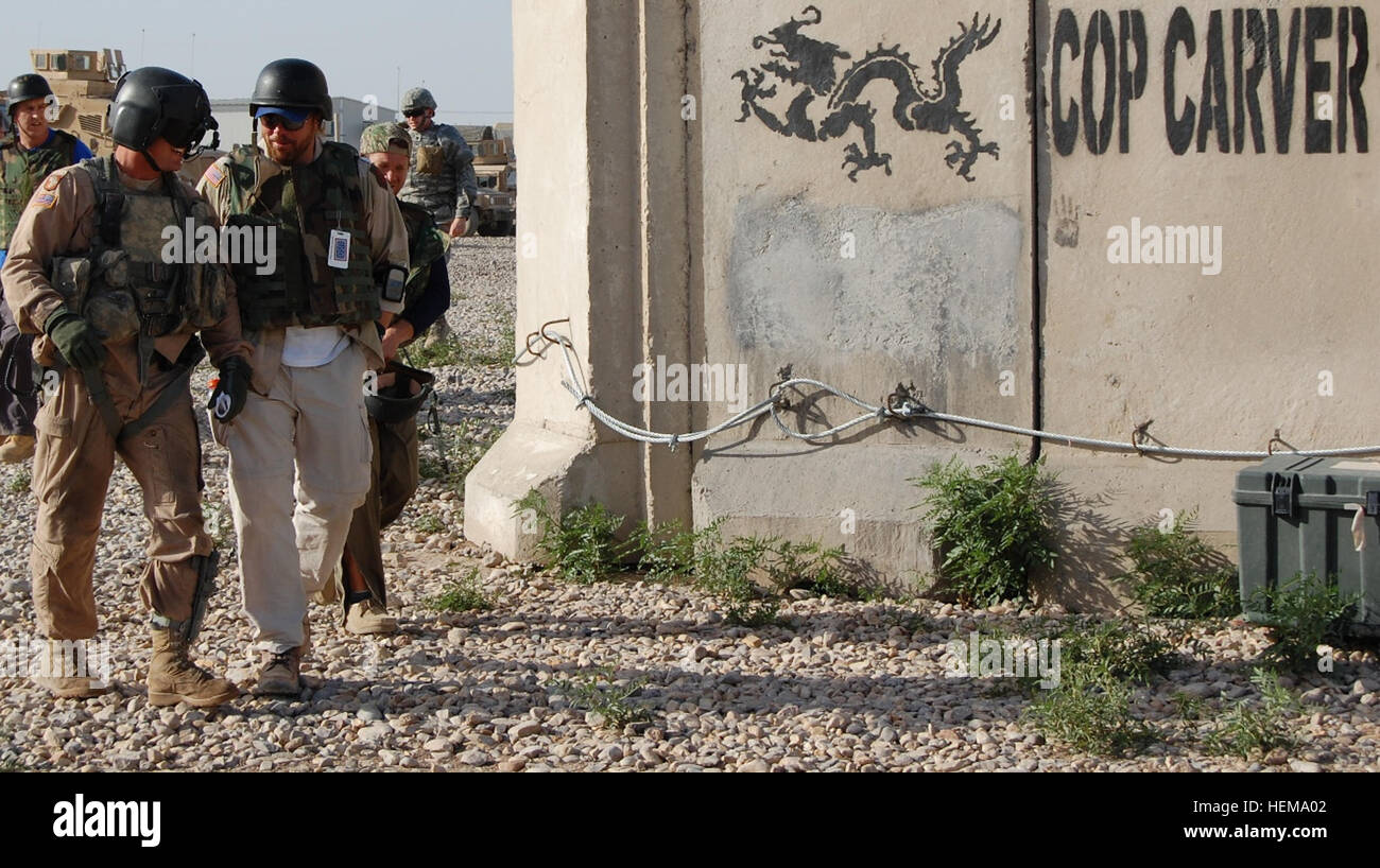 Toby Keith walks toward the landing zone with a UH-60 Black Hawk crew ...
