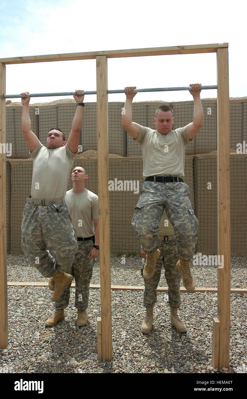 Paratroopers with 1st Battalion, 319th Airborne Field Artillery ...