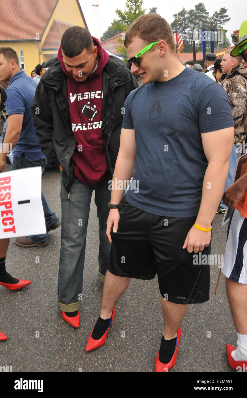 U s army personnel walk hi-res stock photography and images - Alamy