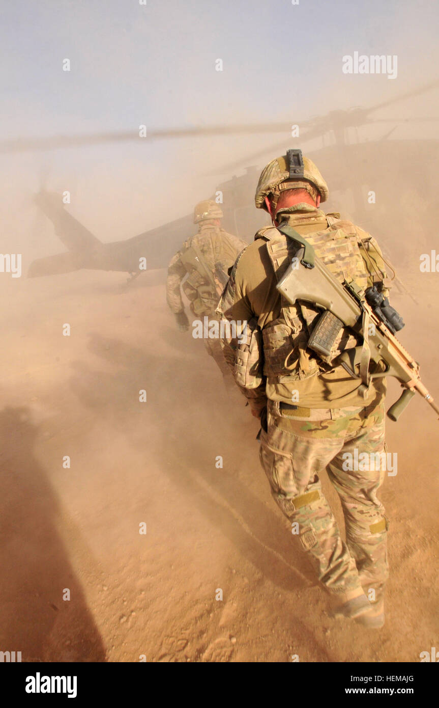 Australian Army soldiers perform a medevac training mission at ...