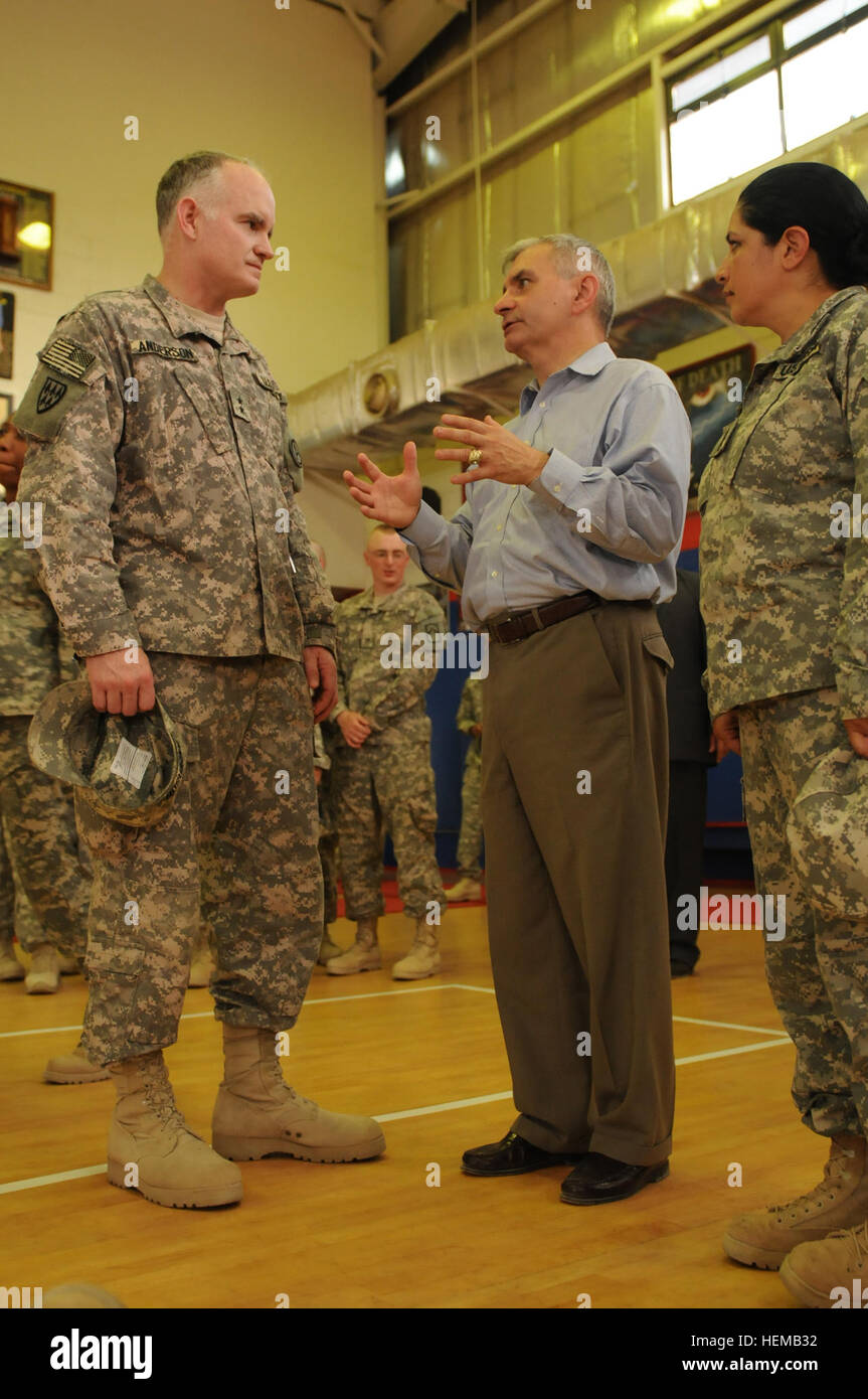 Sen. Jack Reed speaks with Maj. Gen.Charles A. Anderson, deputy ...