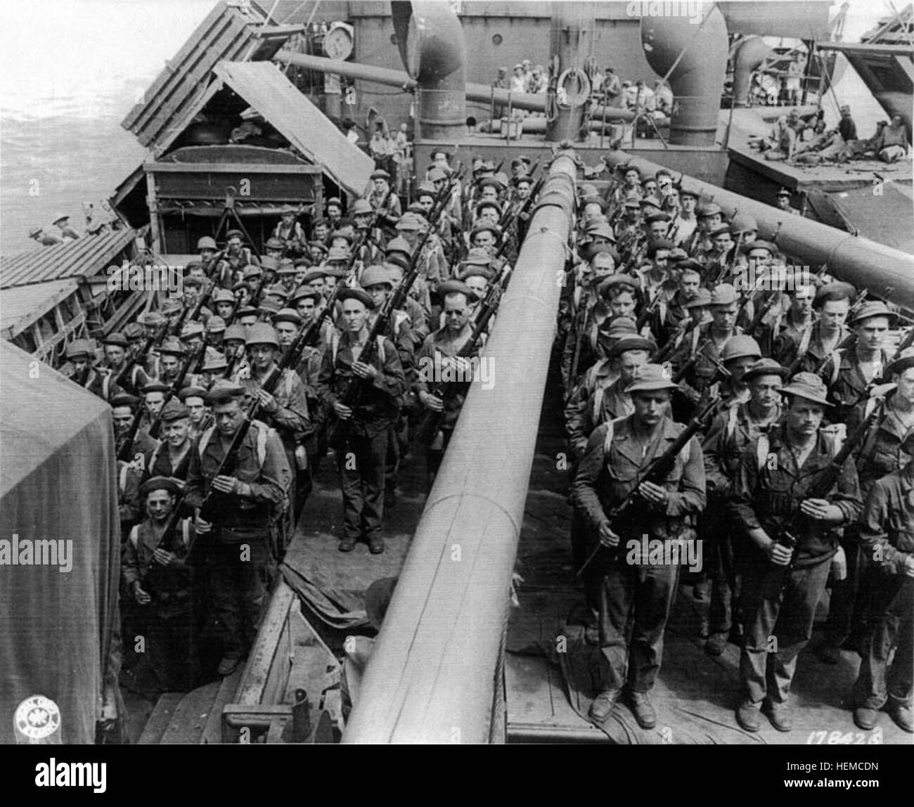 127a 32 div rifle inspection Stock Photo - Alamy