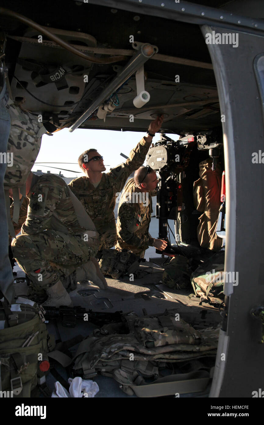U.S. Army soldiers with 4th Platoon, Charlie Company, 2-149th General ...