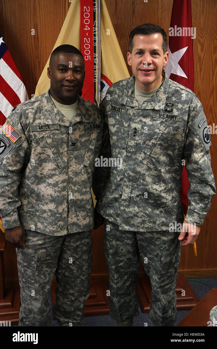 Lt. Gen. Jeffrey Talley (right), Chief of the Army Reserve and ...