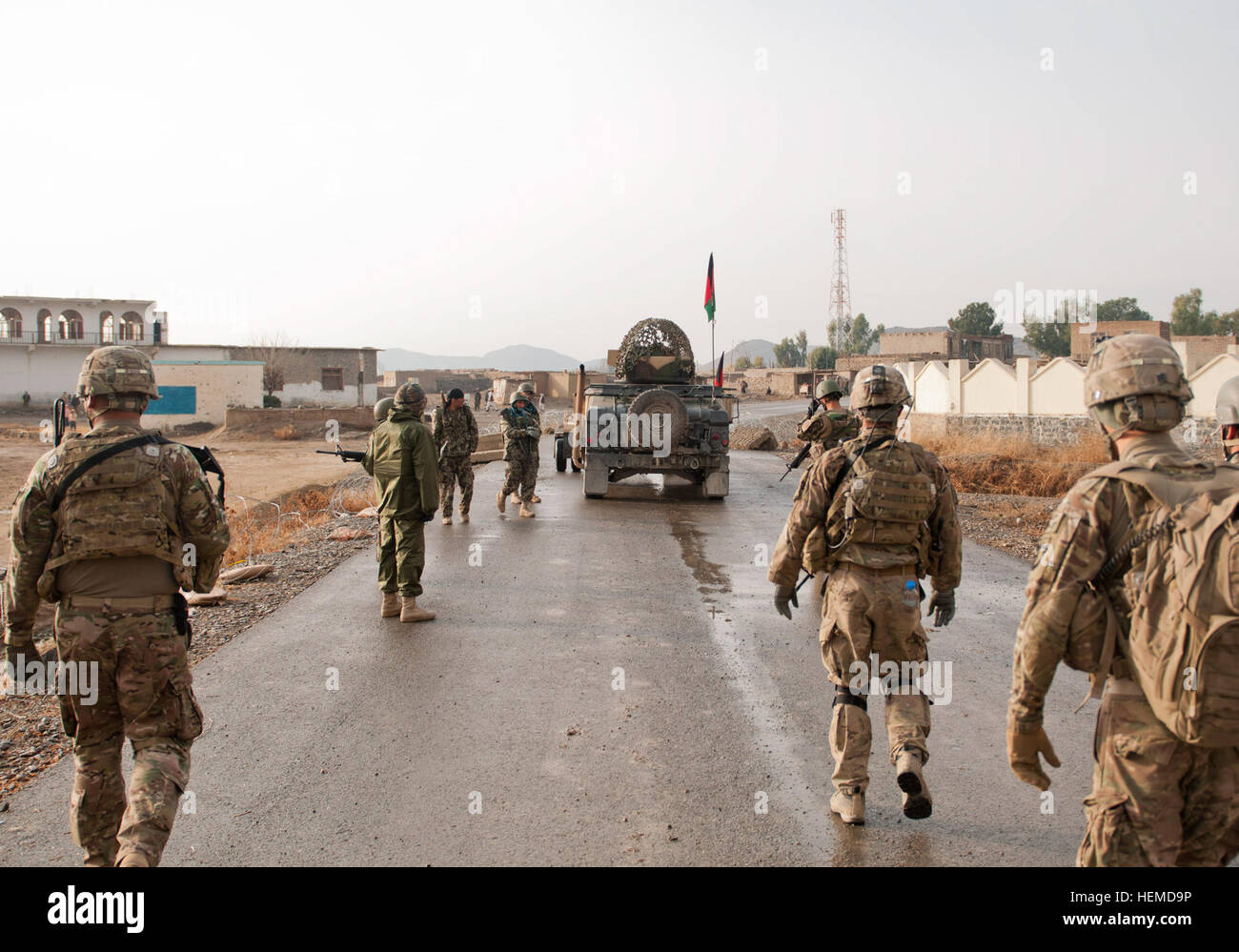 U.S. Army soldiers with 2nd Platoon, Company B, 3rd Battalion, 187th ...