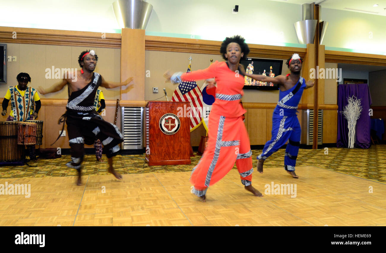 African traditional dance troupe hi-res stock photography and images ...