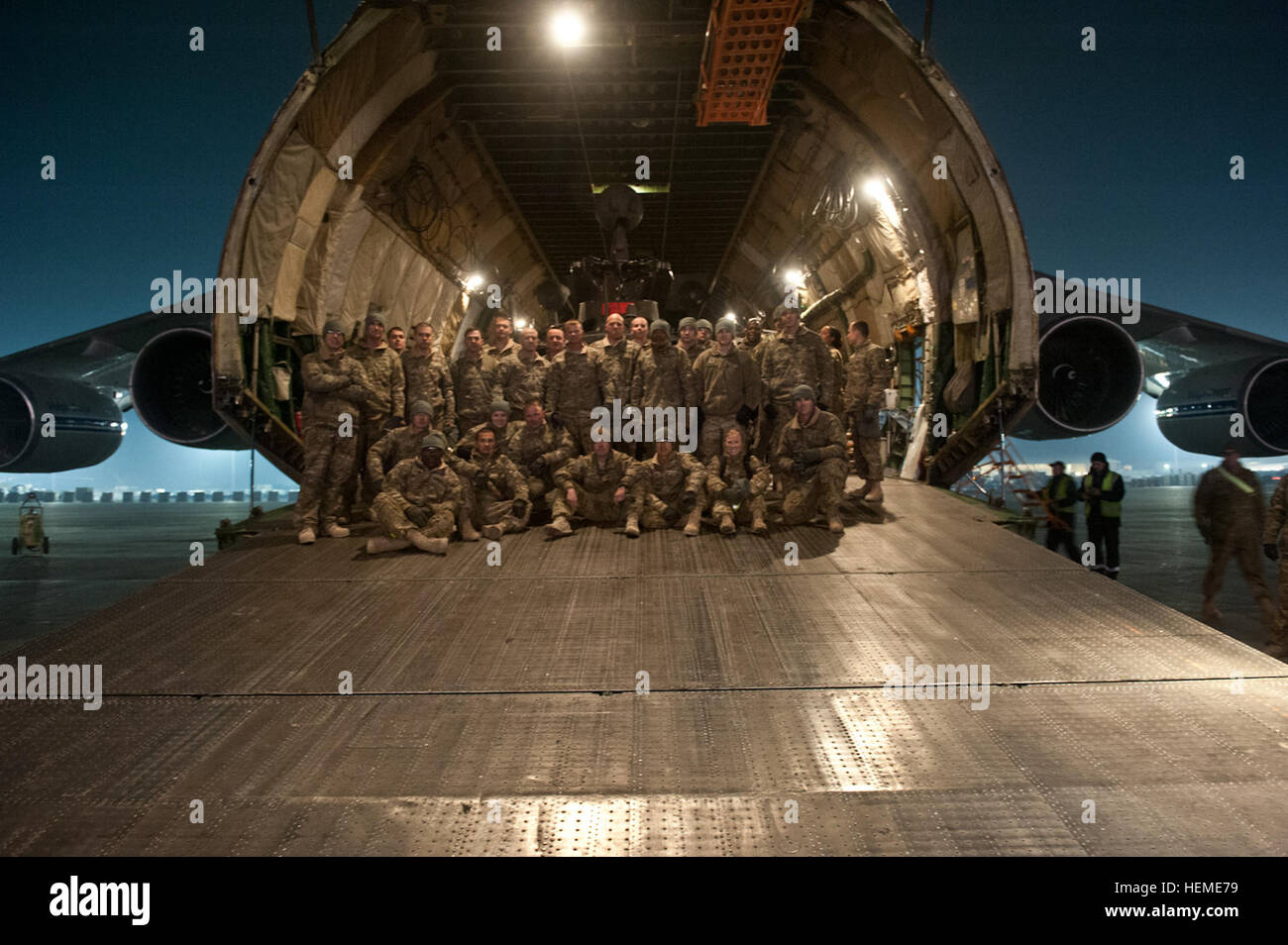 Antonov an 124 loading hi-res stock photography and images - Alamy