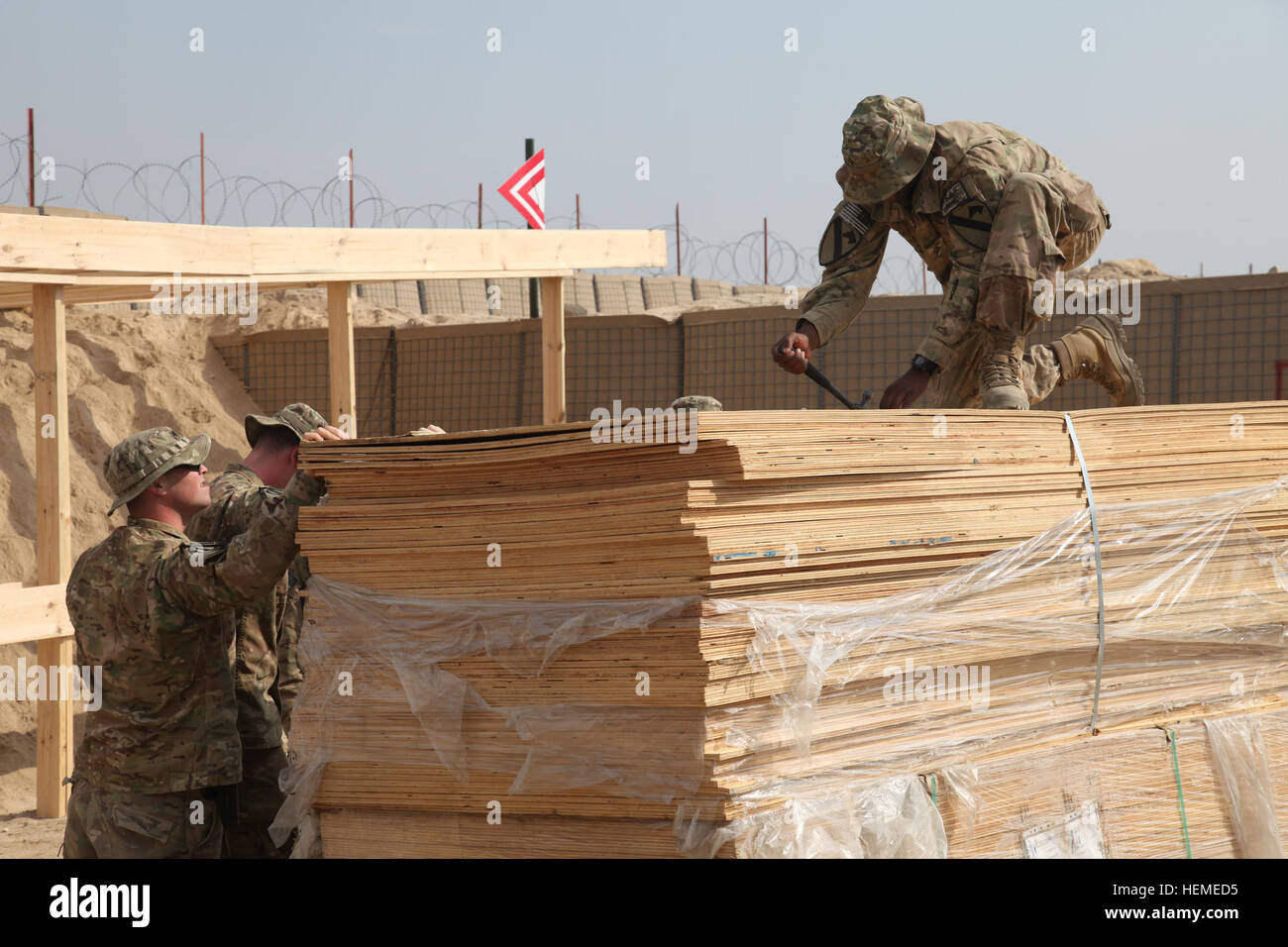 U.S. Army Soldiers serving with 4th Brigade Special Troops Battalion ...