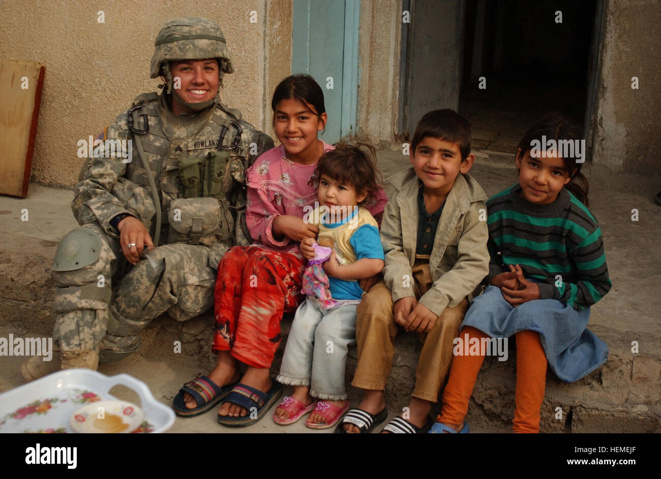 U.S. Army and Iraqi soldiers conduct a combined cordon and search ...