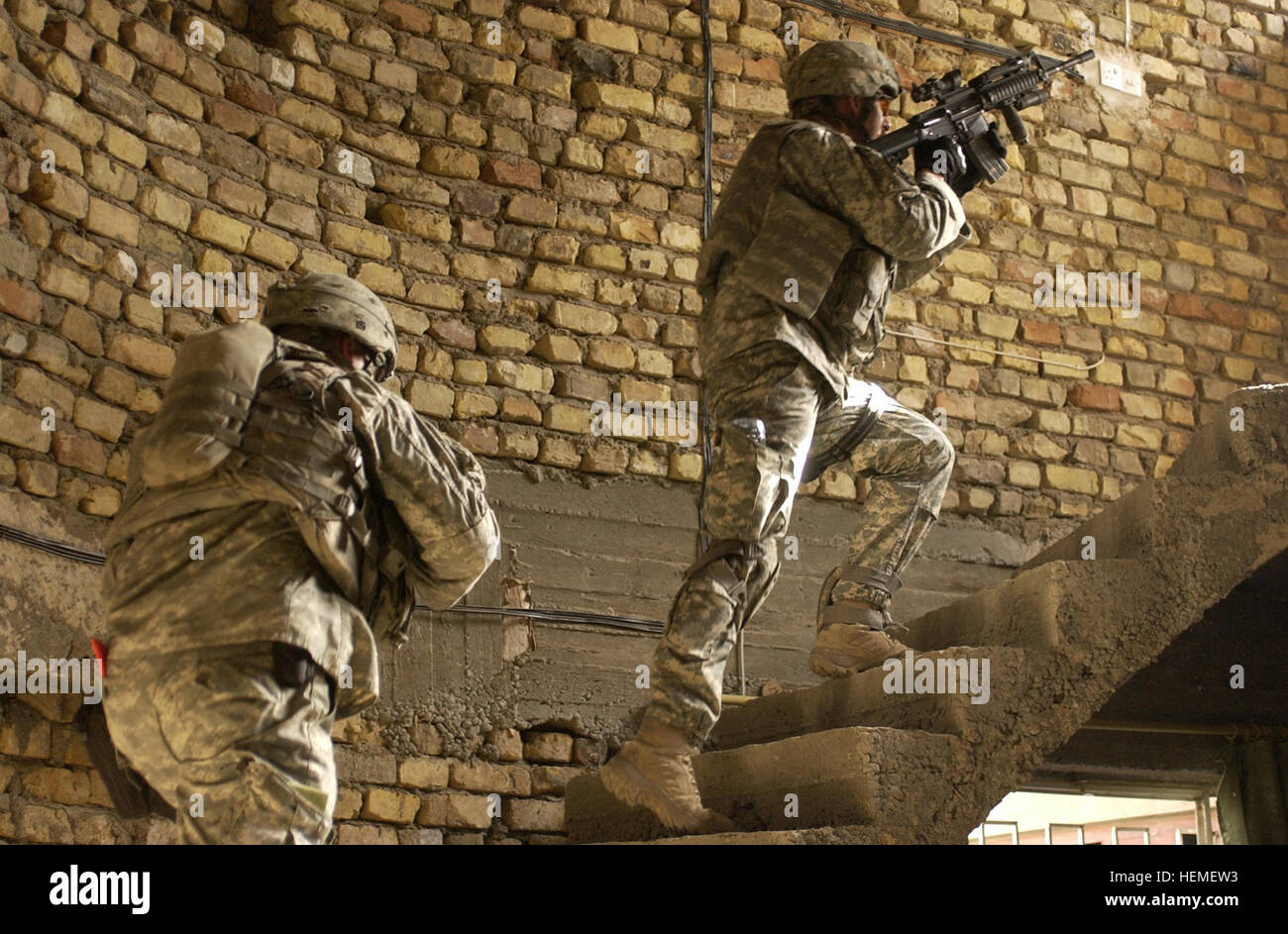 U.S. Army Sgts. Jake Desmarais and James Cornett search for negative ...