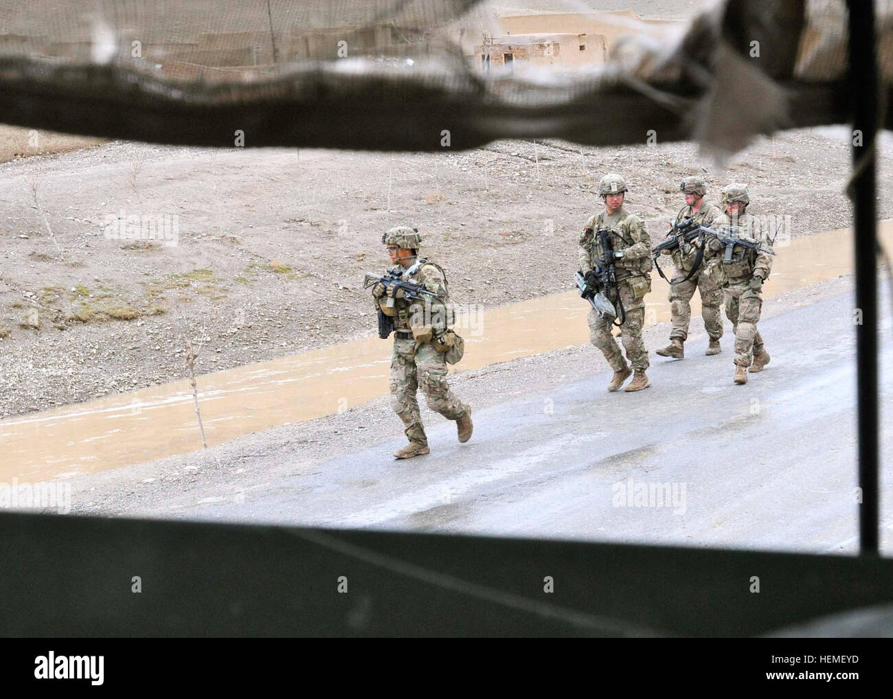 U.S. Soldiers with the 3rd Platoon, Charlie Company, 4th Battalion ...