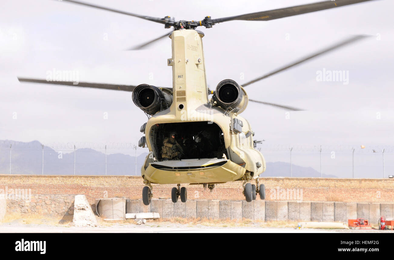 A U.S. Army CH-47 Chinook helicopter transports wounded veterans for ...