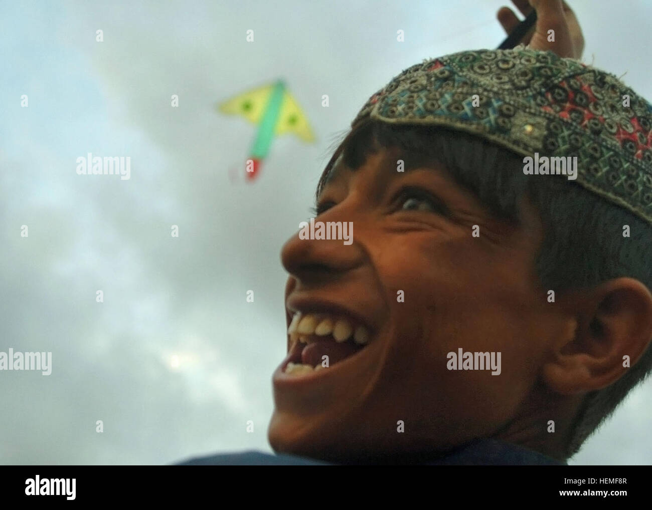 Flying a kite afghanistan hi-res stock photography and images - Alamy