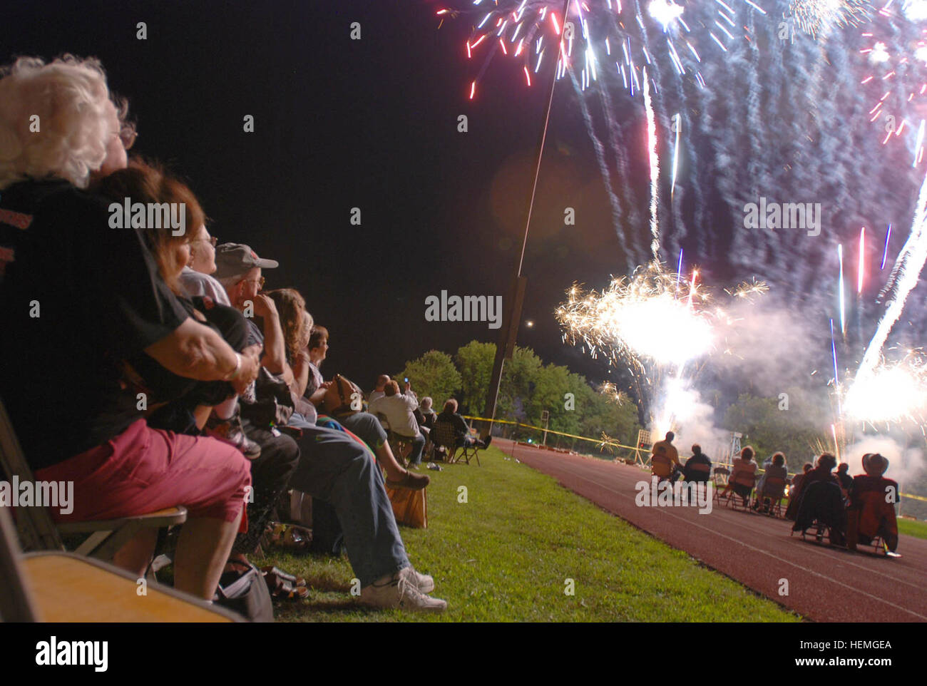 Family members watch fireworks hi-res stock photography and images - Alamy