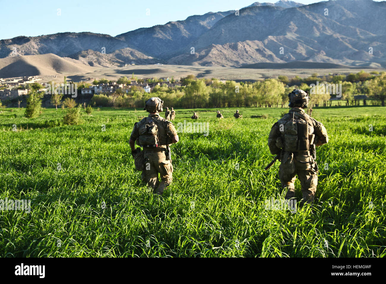 Afghan and coalition security force members move across Tsamkani ...
