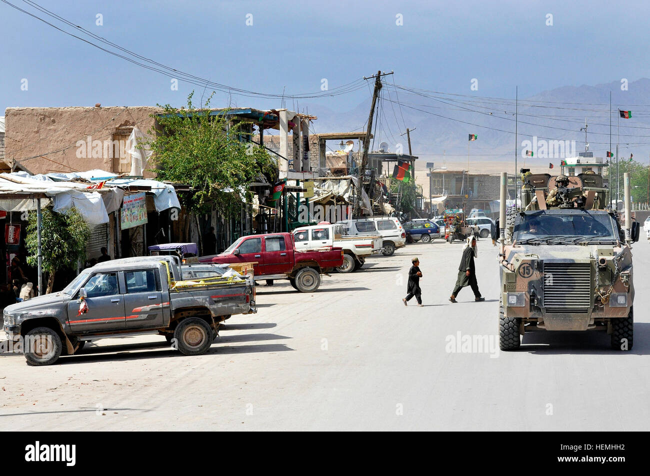 Australia's Special Operations Task Group (SOTG) moves through Tarin ...