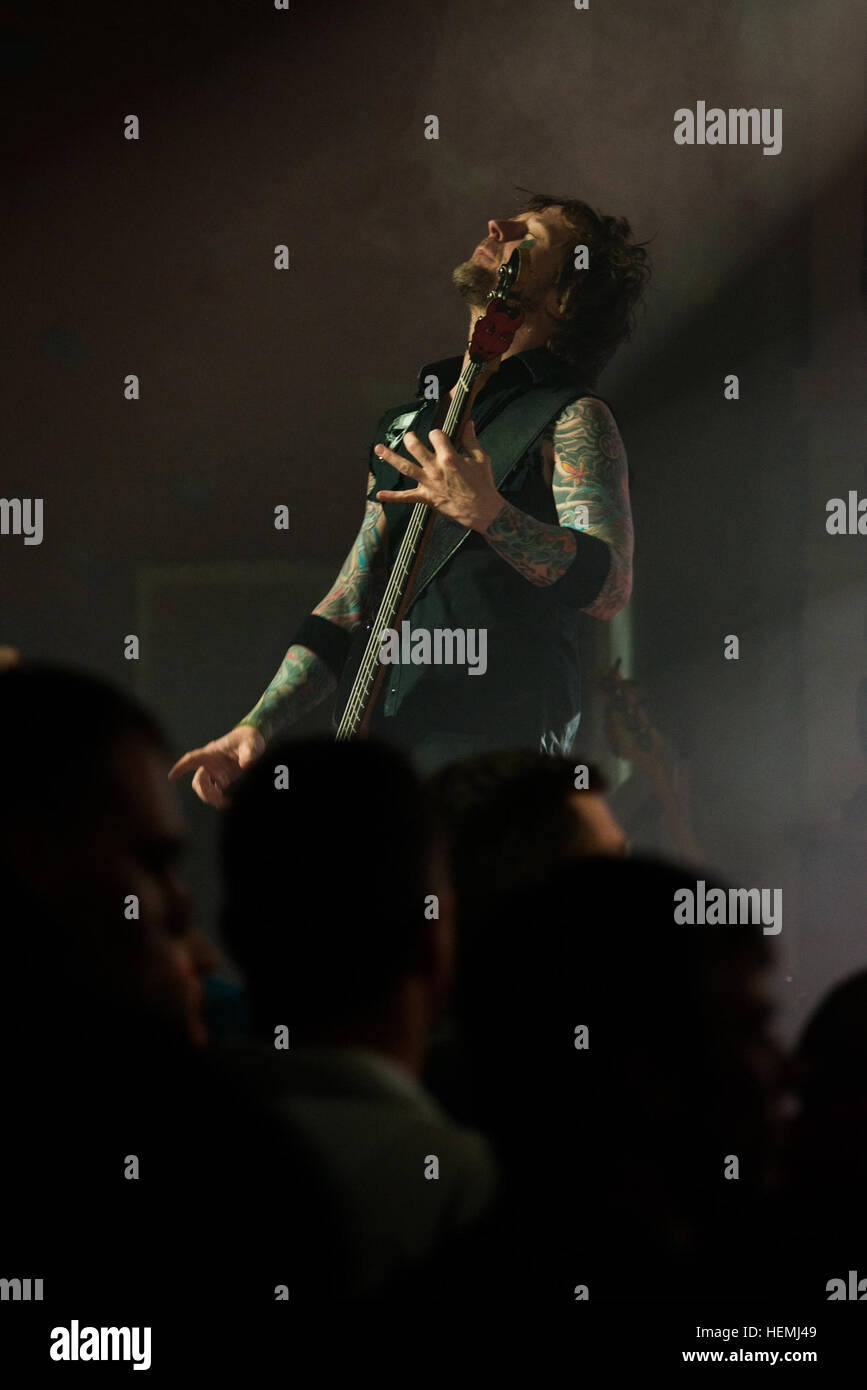 Stevie Benton - bass/vocals performing with Drowning Pool a new metal ...