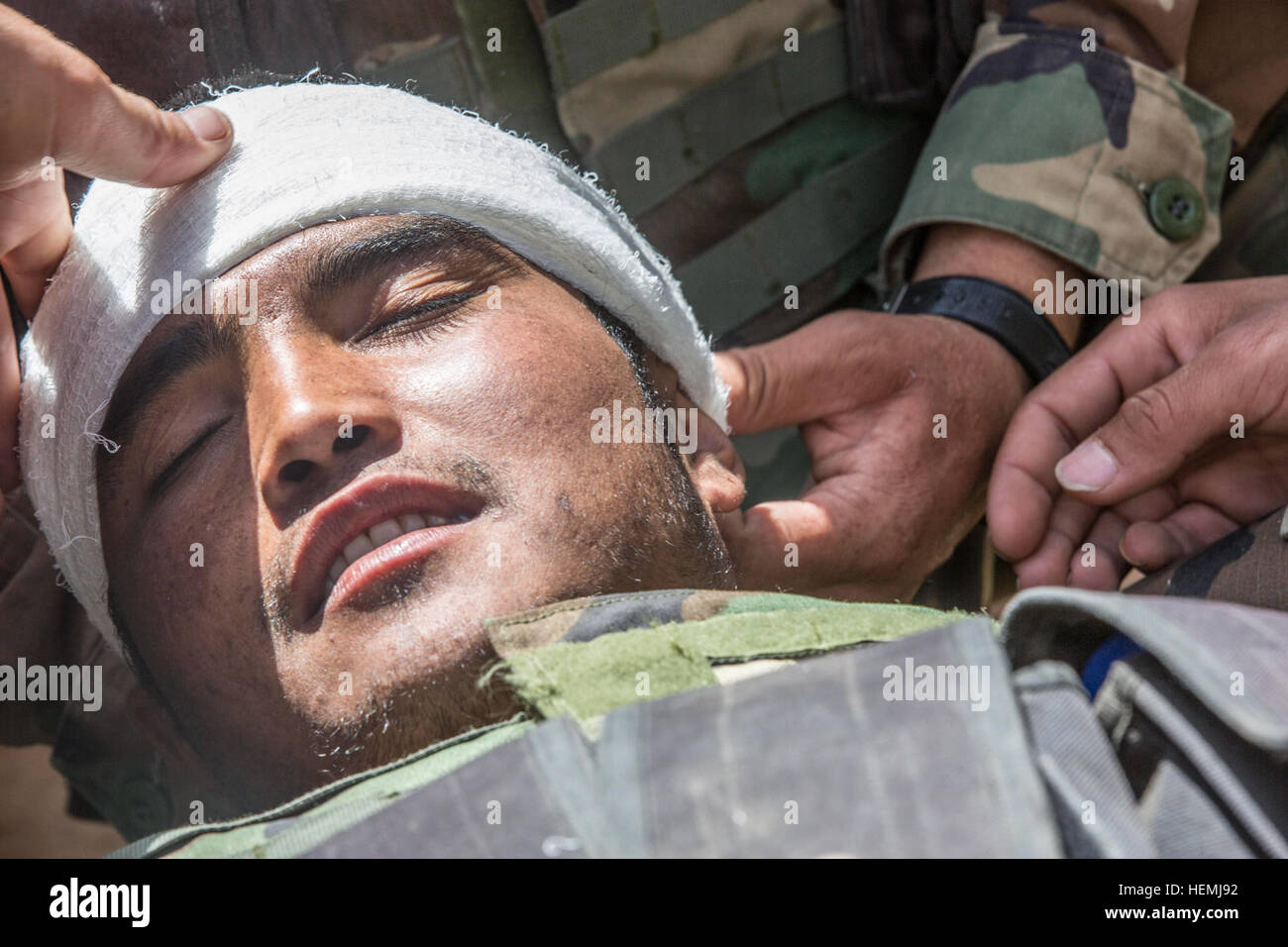 Afghan Commandos from 1st Company, 7th Special Operations Kandak treat ...