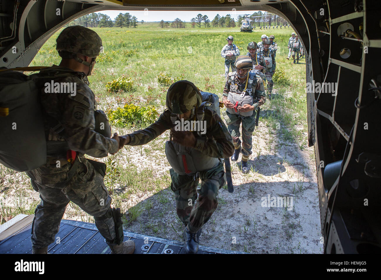 Indian Army paratroopers with the 50th Independent Para Brigade and U.S ...