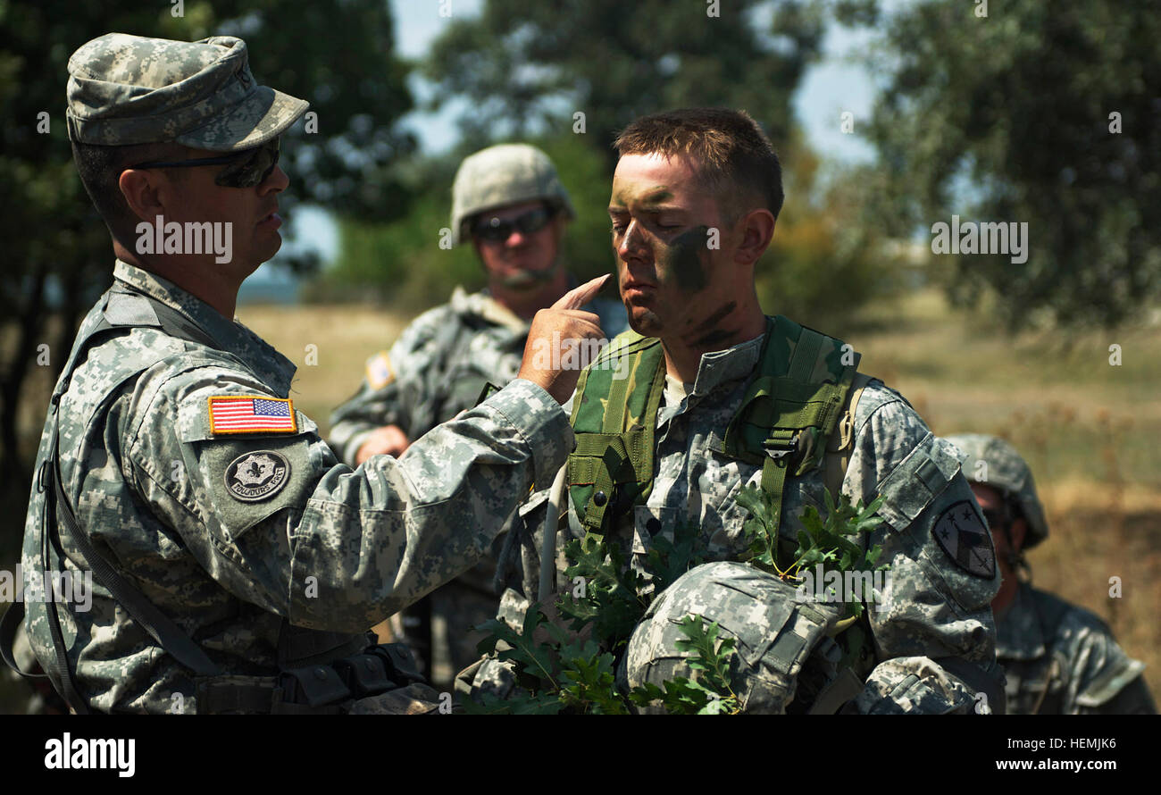 Soldiers of the Tennessee Army National Guard demonstrate how to ...
