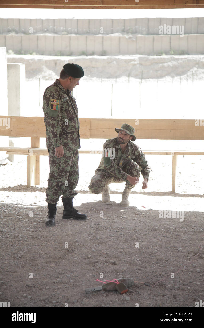 A soldier from the 4th Infantry Brigade, 203rd Corps of the Afghan ...