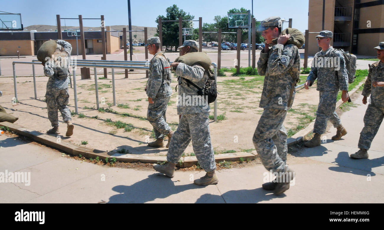 Soldiers from Headquarters and Headquarters Company, 1st Battalion, 8th ...
