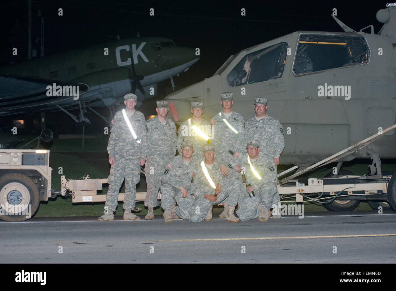 OH-58D Kiowa Warrior mechanics with B Company, 96th Aviation Support ...