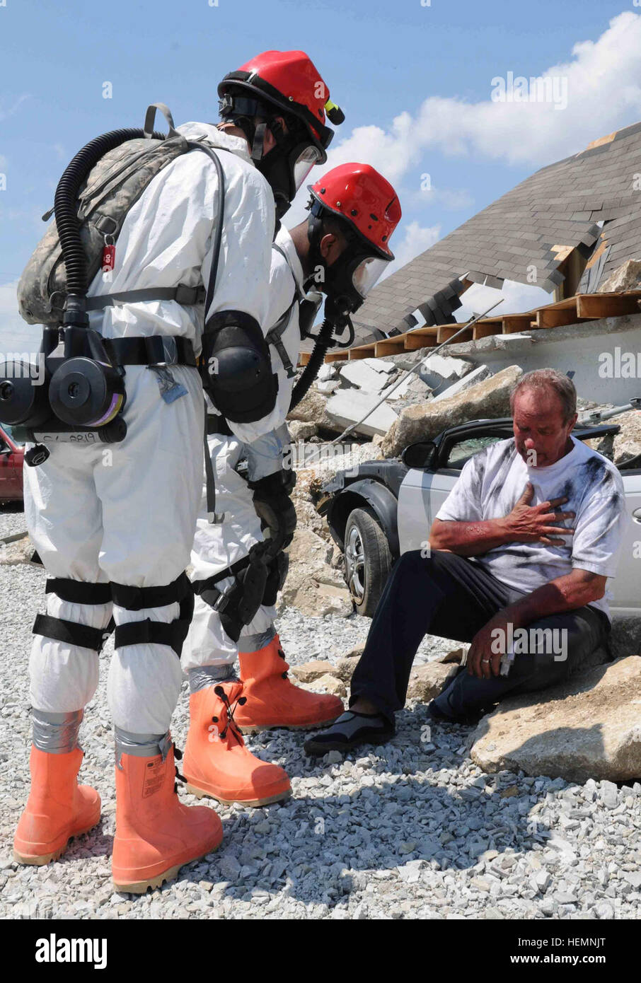 U s army soldiers examine hi-res stock photography and images - Alamy