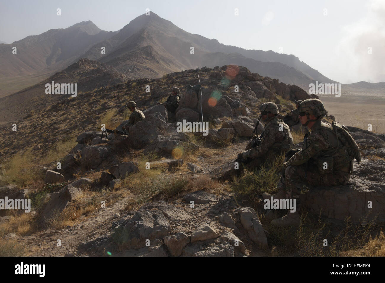 U.S. Soldiers with Battery B, 3rd Battalion, 82nd Field Artillery ...