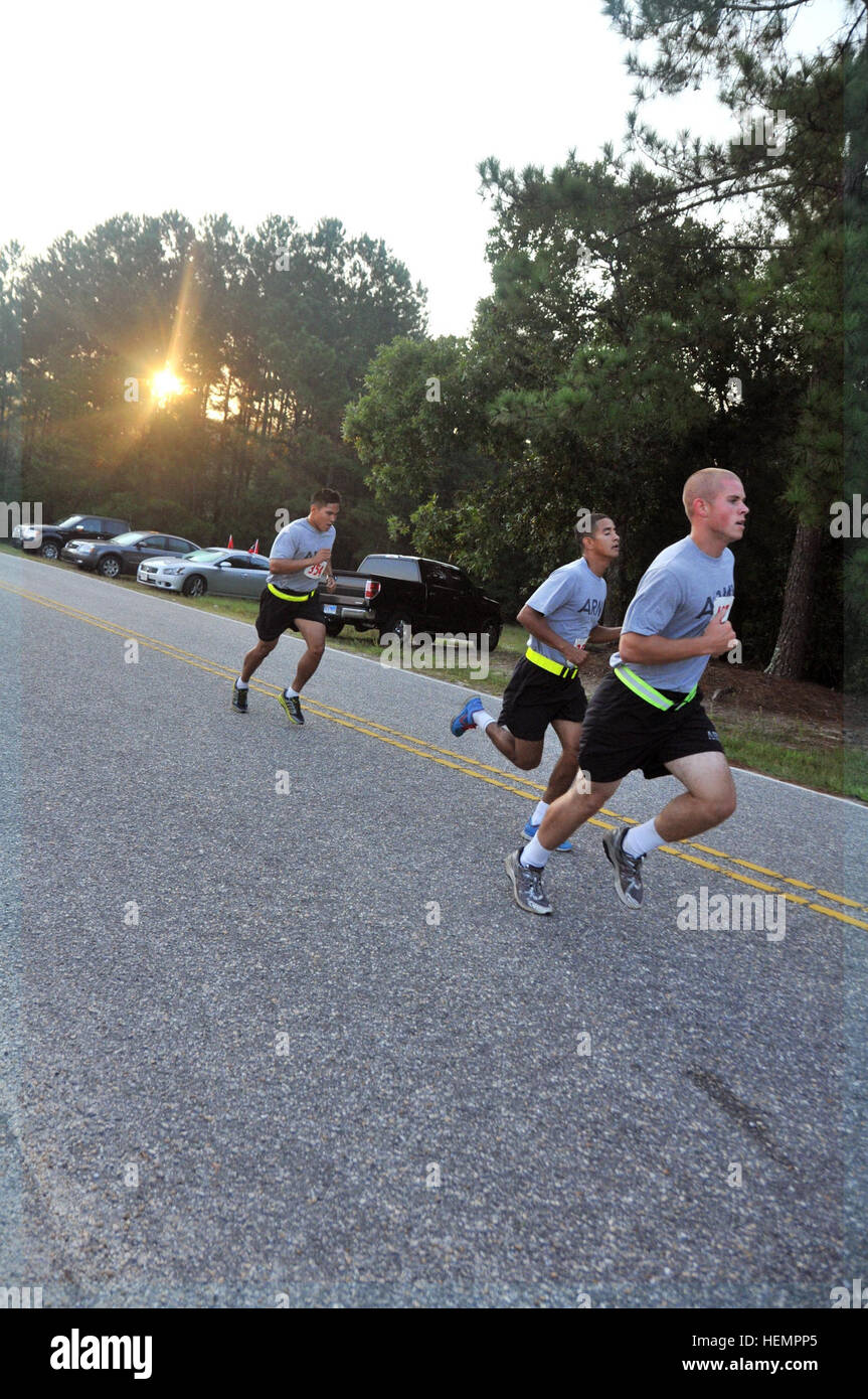 Three soldiers sprint ahead during the first mile of the 330th ...