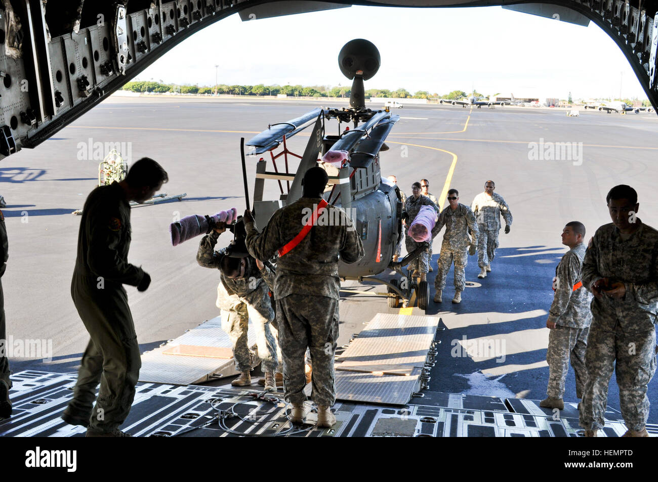 U.S. Soldiers with the 25th Combat Aviation Brigade, 25th Infantry ...