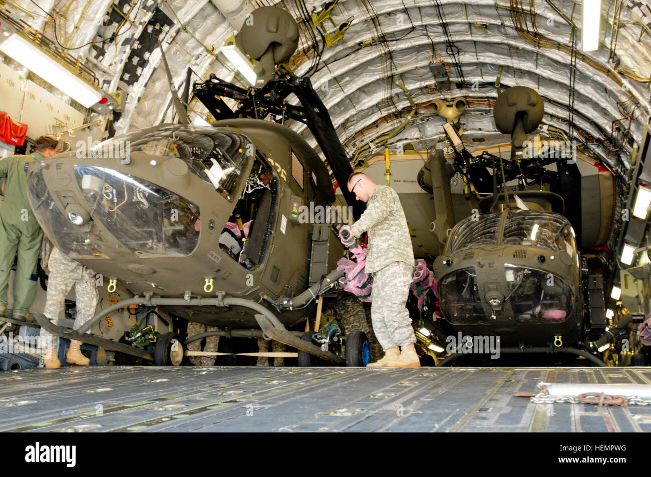 U.S. Soldiers with the 25th Combat Aviation Brigade, 25th Infantry ...